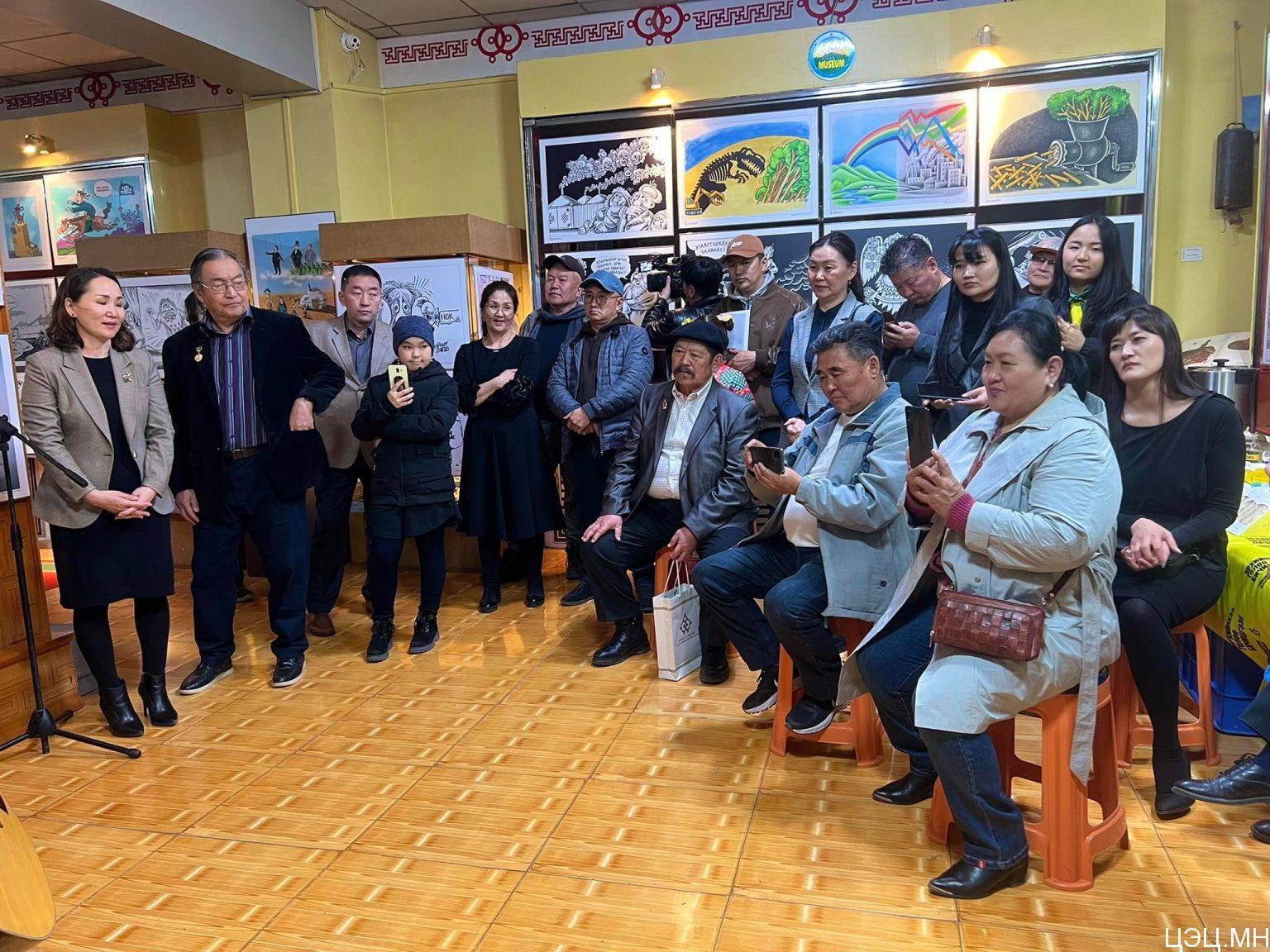 Хүний эрхийн асуудлыг шог зургаар хөндөн тавьсан үзэсгэлэн дэлгэгдлээ